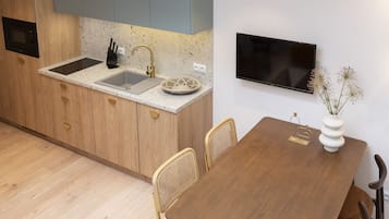 Suite-Estúdio Comfort, mezanino | Cozinha privada | Minifrigorífico, um micro-ondas, uma placa de cozinha