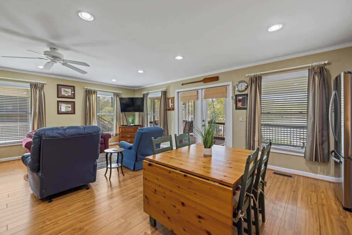 Lakeside Bungalow, Sleeps 12, Private Dock + More! - Eatonton, GA