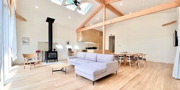 Villa (One-story Building) | Sala de estar | Piso aquecido 