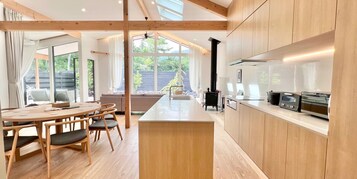 Villa (One-story Building) | Cozinha privada | Um frigorífico, um micro-ondas, uma placa de cozinha, uma torradeira 