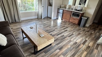 Suíte luxo | Cozinha privada | Frigobar, micro-ondas, cafeteira/chaleira, freezer
