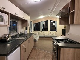 Chalé | Cozinha privada | Geladeira, micro-ondas, fogão, cooktop