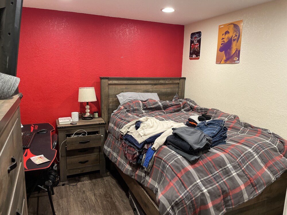 SOLAR ECLIPSE! Lodge on10ac open field. 4 bed, 1 bath. Family/Pet ...