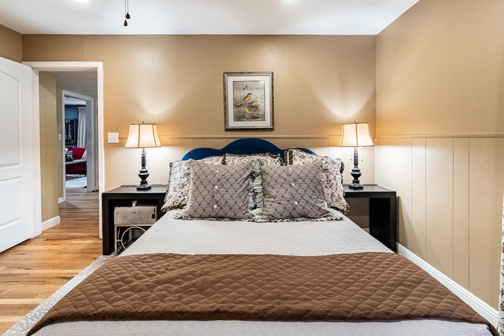 The Gaston Haus - 4 Bedroom/2 Bath European Experience - Lubbock, TX