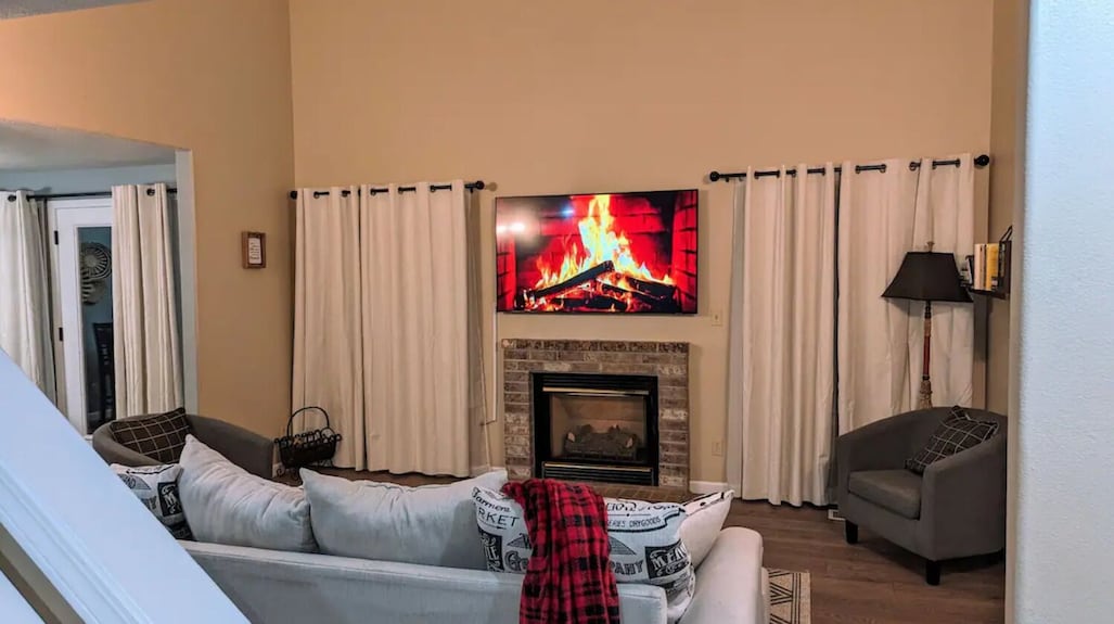 Sky-high Foyer & Spa Retreat\n - Hillsboro