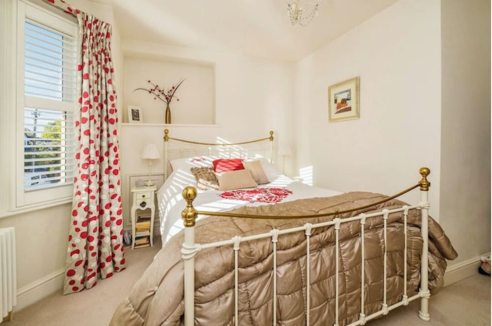 Beautiful 3 Bed, 2 Bath Cottage In Ascot With Off Road Parking. Great Location! - Berkshire