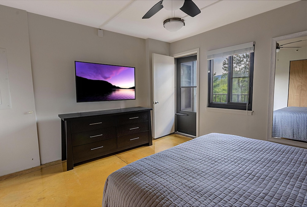 Sc 5406: Elegant 2br W/king Bed! Modern Kitchen, Perfect For Summer With Pool! - West Virginia