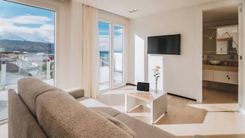 Apartamento com design assinado | Área de estar | Smart TV 42 polegadas com canais a cabo, iPad, Netflix