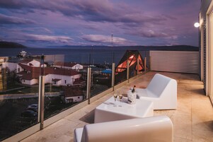 Terraço com espreguiçadeiras