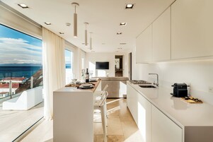 Apartamento Signature | Sala de estar | Smart TV de 42 de polegadas com canais por cabo, iPad, Netflix 