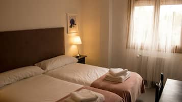 Quarto Twin Básico, Vista para a cidade | Secretária, Wi-fi grátis
