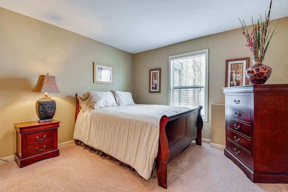 Pool Table & Patio: Cozy Lawrenceville Apt - Suwanee, GA