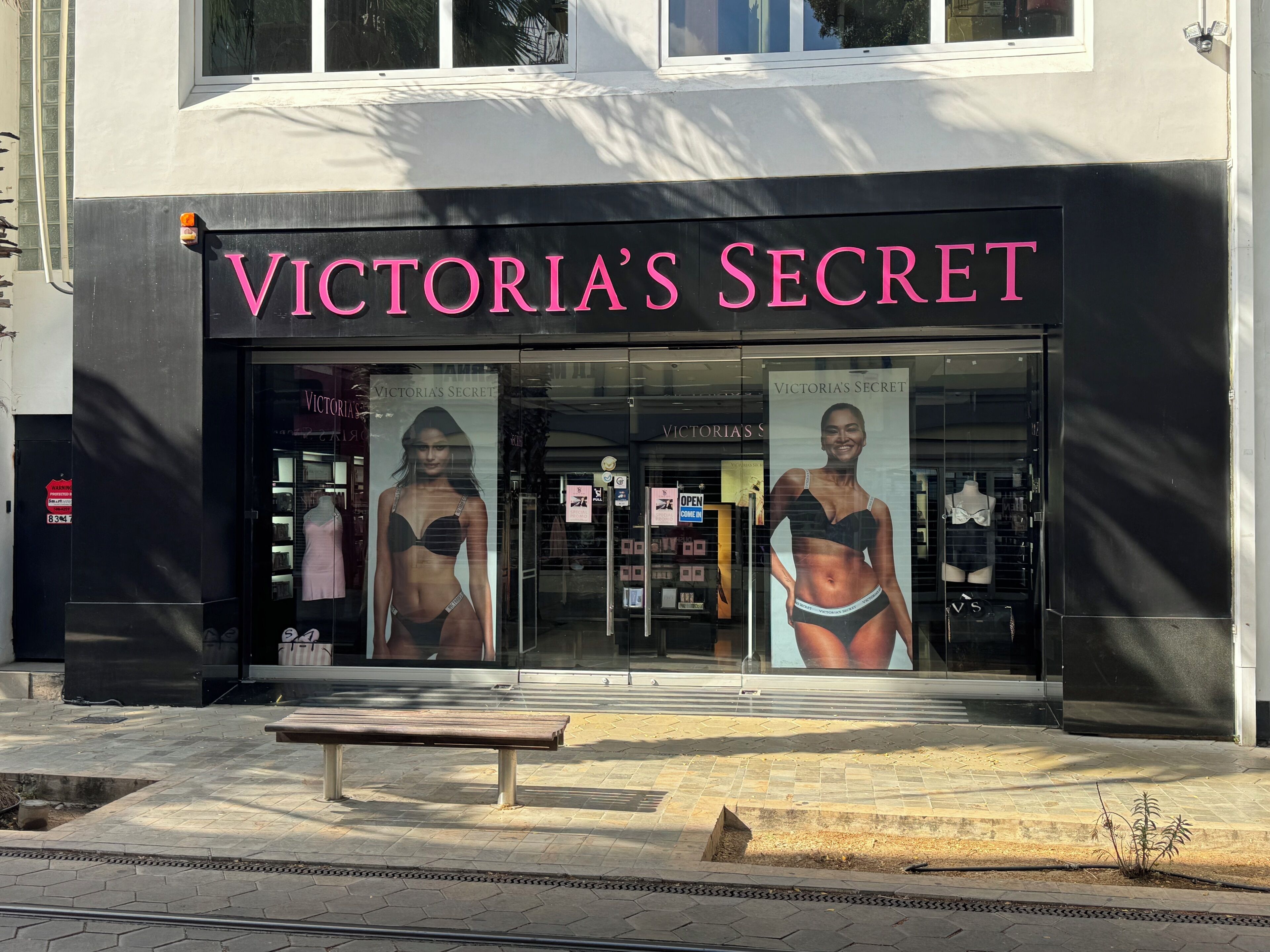 Loja Victoria's Secret com grandes cartazes de modelos na fachada.
