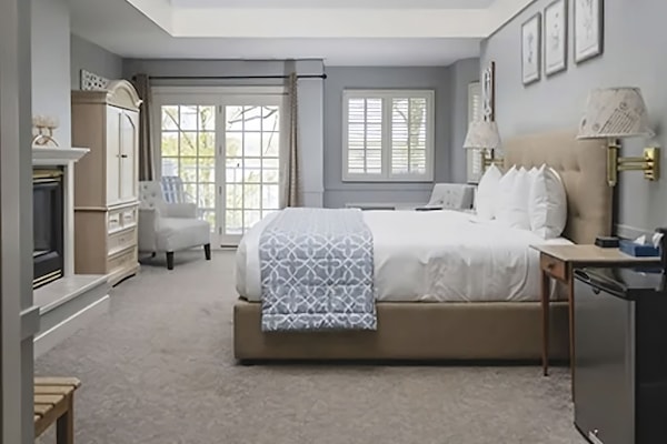 Quarto, 1 cama king-size, lareira, vista para o lago | 1 quarto, roupa de alta qualidade, Wi-fi grátis