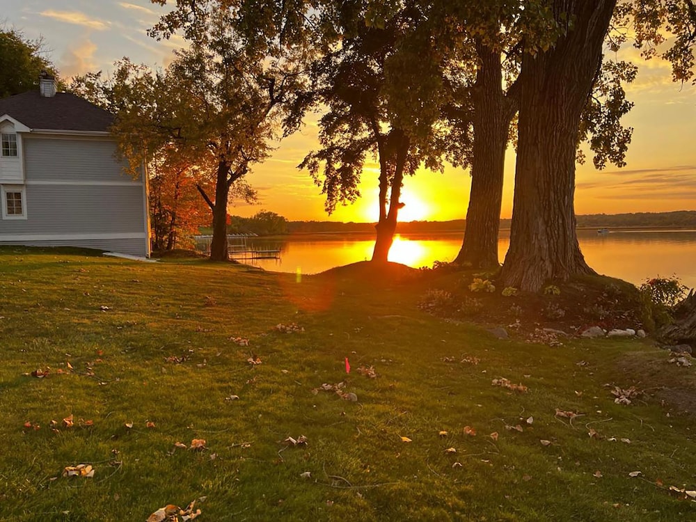 Sand Hill On The Lake - Lake Geneva