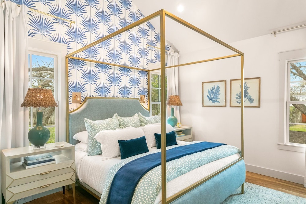 Bijou: Chloe | Luxury Cottage | Plunge Pool | Full Kitchen - Fredericksburg, TX