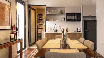 Suite Presidencial | Cozinha privada | Um frigorífico/congelador grande, um micro-ondas, uma placa de cozinha