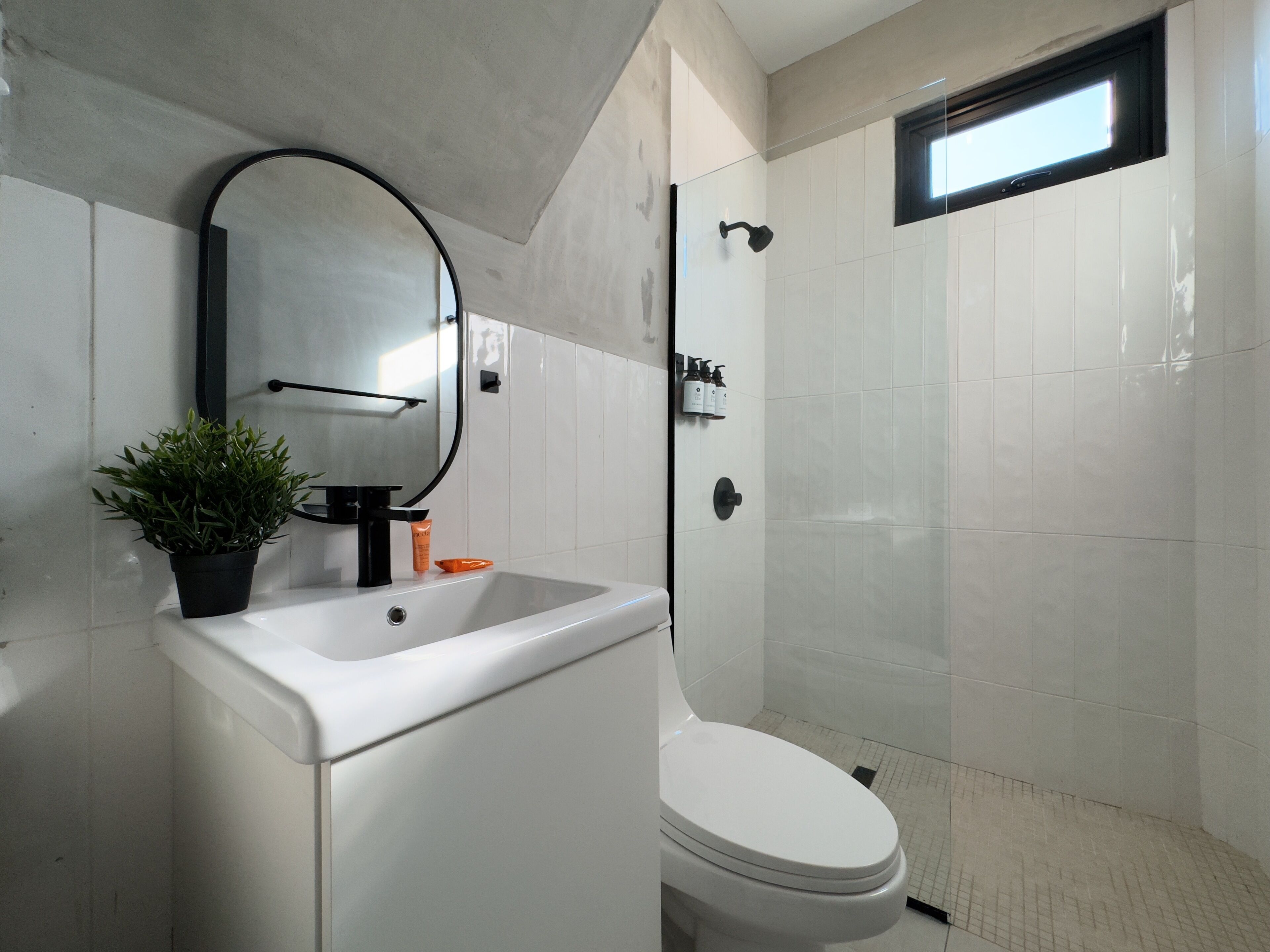 Quarto Júnior | Casa de banho | Um polibã, um secador de cabelo, toalhas fornecidas, sabão 