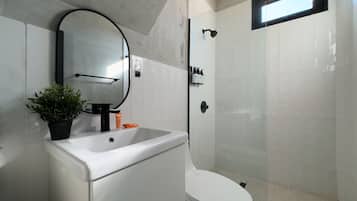 Quarto Júnior | Casa de banho | Um polibã, um secador de cabelo, toalhas fornecidas, sabão