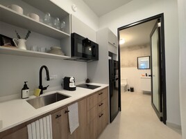 Quarto Deluxe | Cozinha privada | Um frigorífico/congelador grande, um micro-ondas, uma placa de cozinha 