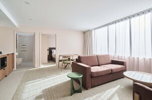 Roupas de cama premium, cortinas blackout, ferros/tábuas de passar roupa