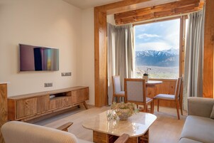 Suite | Sala de estar | Televisor, livros 