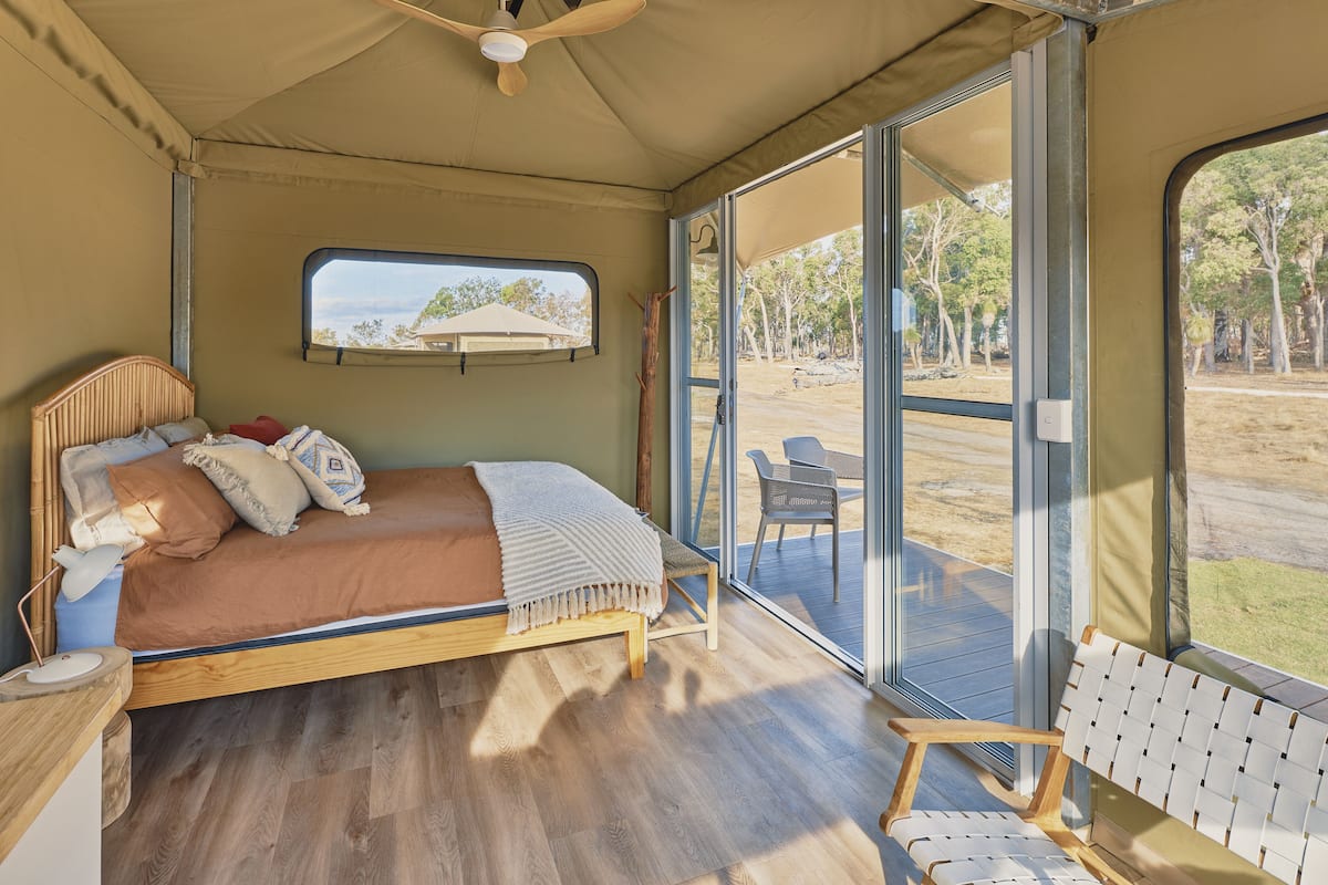 Tenda Standard | 1 quarto, roupa de alta qualidade, edredões de penas