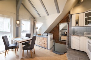 Apartamento clássico | Área de estar | TV de tela plana