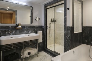 Quarto de Luxo, vista para o jardim | Casa de banho | Um polibã, um chuveiro fixo, um secador de cabelo, roupões 