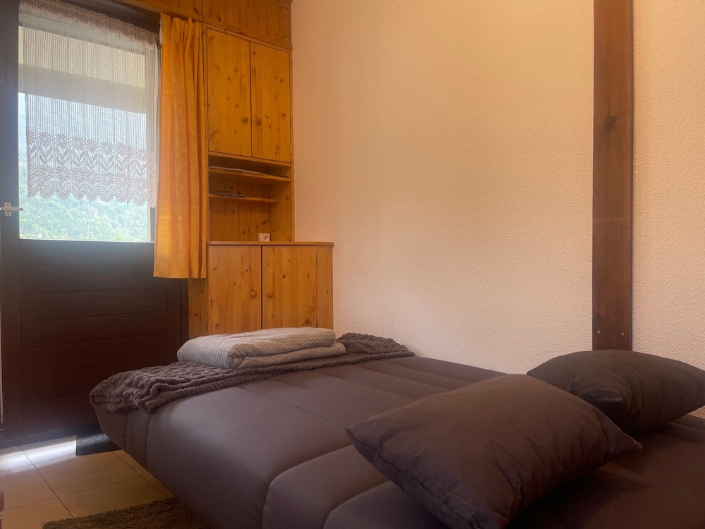 Central Samoëns Studio: Cozy, Ski Bus Nearby, Balcony, Parking, Pet-friendly - Samoëns