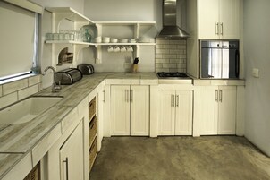 Casa Comfort | Cozinha privada | Um frigorífico/congelador grande, um micro-ondas, um forno 