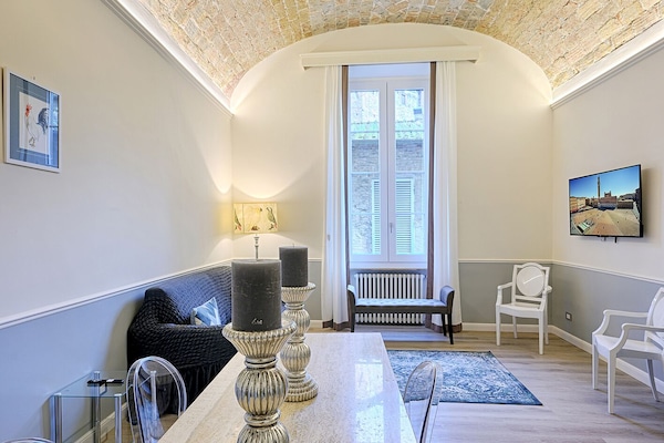 Apartamento Deluxe | Sala de estar | Smart TV de 50 polegadas com canais por cabo