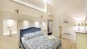 Apartamento luxo | 2 quartos, individualmente decorados, escrivaninha