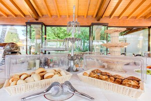 Pequeno-almoço tipo buffet diário incluído