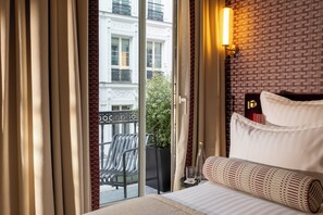 Quarto Deluxe, varanda | Cofre no quarto, quartos insonorizados, ferro/tábua de engomar 