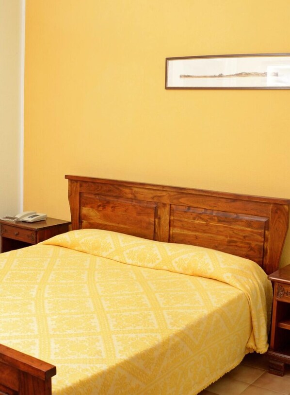 Frigobar, escrivaninha, berços (sobretaxa), roupa de cama