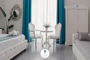 Quarto Quádruplo Superior | Roupa hipoalergénica, edredões de penas, minibar, secretária