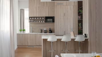 U Pujcovny Three Bedroom Apartment | Cozinha privada | Máquina de café expresso, geladeira grande, micro-ondas, fogão