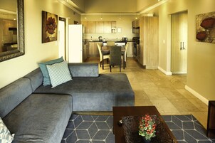 Apartamento Comfort | Sala de estar | Televisor de ecrã plano de 42 polegadas com canais via satélite 