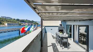 Apartamento, 2 quartos, varanda, vista para o rio | Varanda