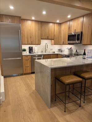 Apartamento em Condomínio Fechado, 2 quartos | Cozinha privada | Um frigorífico, um forno, uma cafeteira/bule