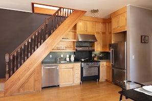 Apartamento, 1 quarto | Cozinha privada | Um frigorífico, um forno, uma cafeteira/bule, uma torradeira 
