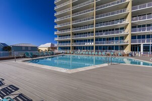 Piscina exterior, uma piscina aquecida