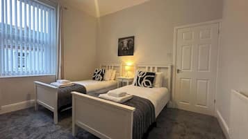 2 quartos, secretária, Wi-fi grátis, roupa de cama fornecida