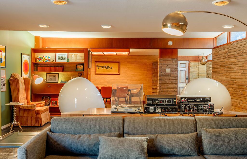 Retro Vibes Of The 50's, 60's, And 70's With Amazing Outdoor Pool Area! - Heber Springs, AR