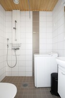 Apartamento Básico, Vista para a cidade | Casa de banho | Um polibã, um secador de cabelo, toalhas fornecidas, papel higiénico 