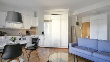Apartamento Básico, Vista para a cidade | Sala de estar | TV de ecrã plano