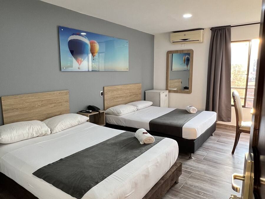 Quarto quádruplo superior | Escrivaninha, espaço de trabalho para notebook, Wi-Fi de cortesia