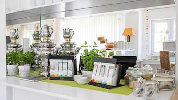 Café da manhã com buffet todos os dias (EUR 18 por pessoa)