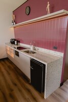 Roupas de cama premium, frigobar, espaço de trabalho para notebook